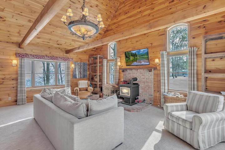 100ft Private Lakefront + Dock -Fire Pit + Decks -Wine Trail Sleeps 6 - Seneca Lake, NY