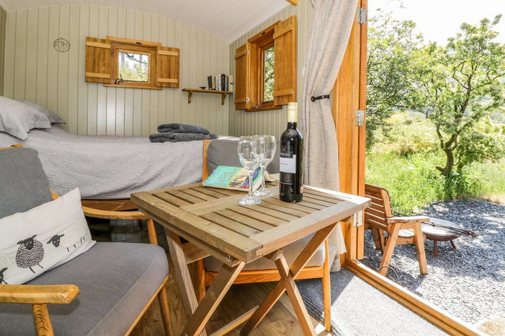 Moelfre - Shepherds Hut, Romantic, With Hot Tub In Llanbedr - Harlech