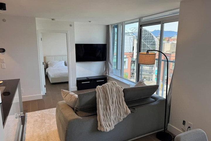 Modern Downtown Vancouver 1br W/ Secure Parking - North Vancouver