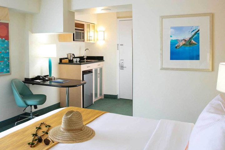 Single Queen Near Waikiki Beach, Pool & Dining Within Walking Distance - Honolulu