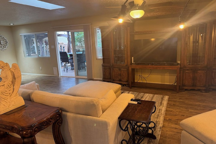 Soothing 3-bedroom House With Tiki Paradise/pool/ac In Charming Albuquerque - Albuquerque, NM