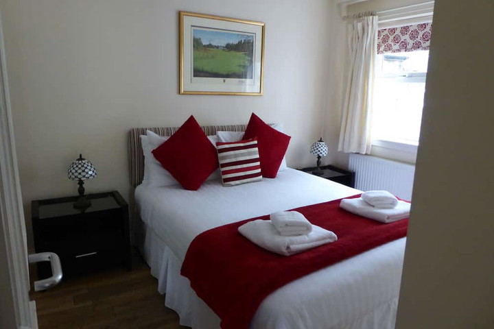 Rose Cottage (Auchendennan) - Sleeps 4 Guests  In 2 Bedrooms - Loch Lomond