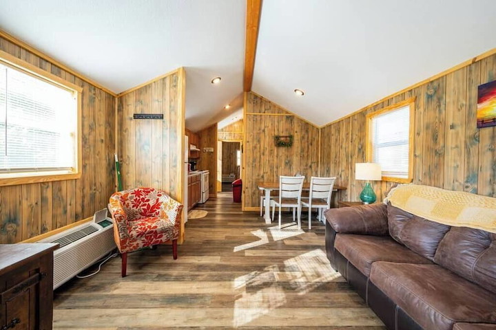 Cedar: Sleeps 3, Tiny Cabin, Pets, Near Park/lake - Broken Bow, OK
