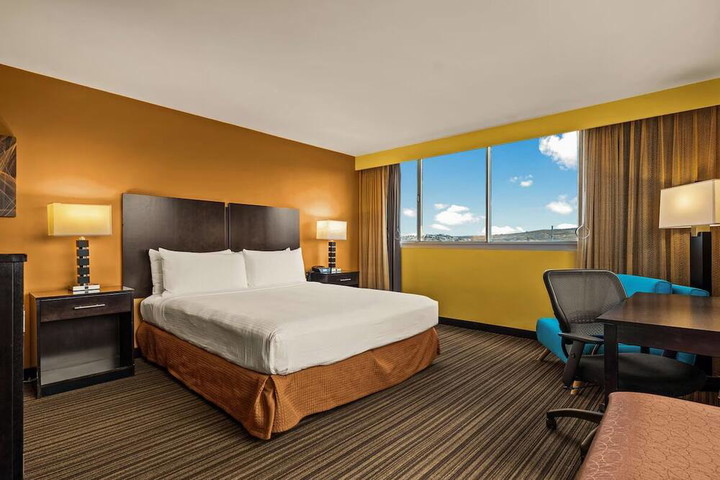 Best Western The Plaza | King Bed With City View | Free Breakfast And Shuttle - Waipahu, HI