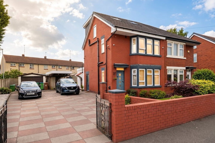 Hot Tub · 4-bed House Sleeps 13 · Parking · Near Broadfield Park - Todmorden