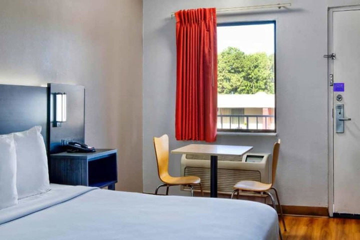 1 King Bed | Mobility Accessible Tub, Nsmk - Gainesville, GA