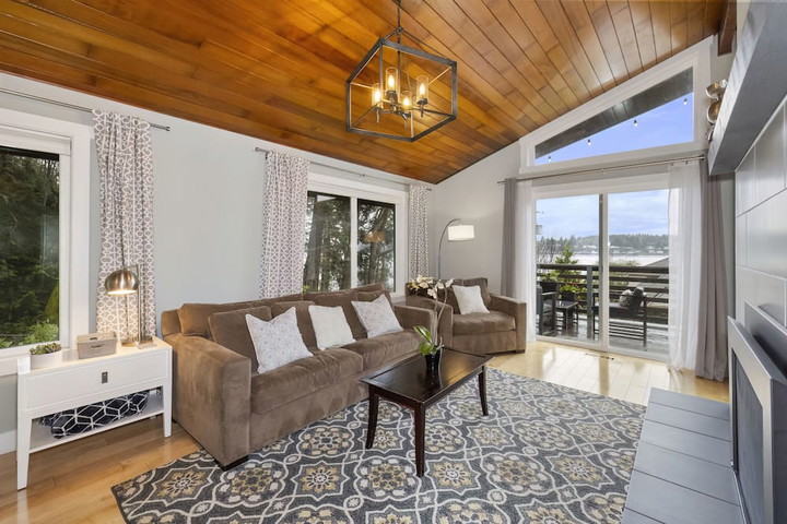 Pleasant Beach Getaway - Breathtaking Puget Sound Views And Steps From The Beach - Poulsbo, WA