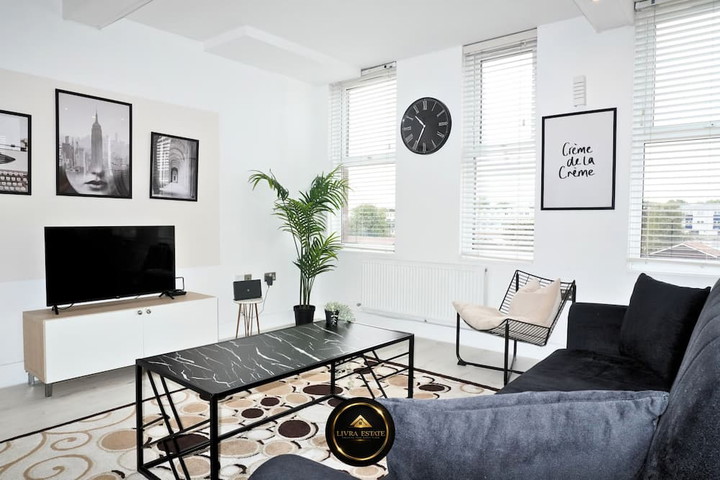 Blue Moon, 1 Bed High Street - Epsom