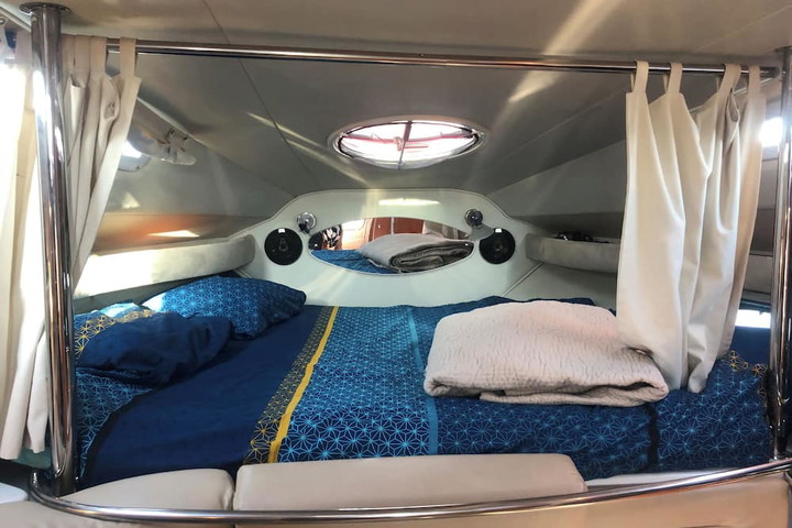 Ce Yacht De 10 Mètres Est Fantastique Au Vieux Port De Cannes! - Golfe-Juan