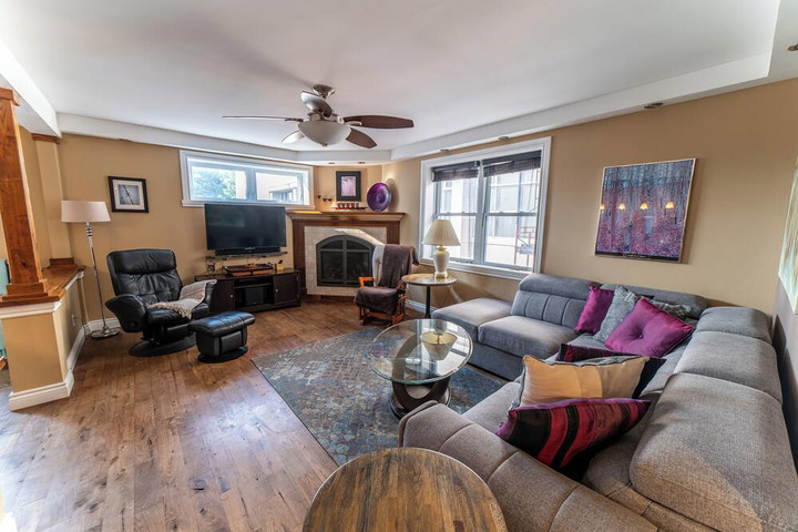 Downtown Oasis: Spacious 4br Executive Loft With Rooftop Hot Tub - Cornwall, ON, Canada