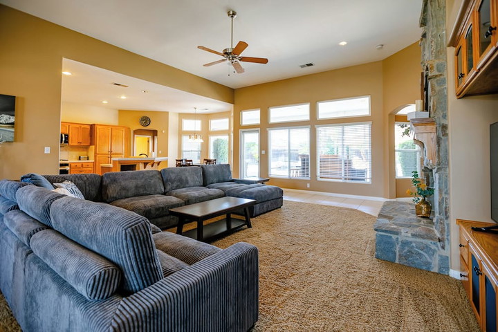 Spacious Home In Beautiful Nw Bakersfield With Pool Table - Bakersfield, CA