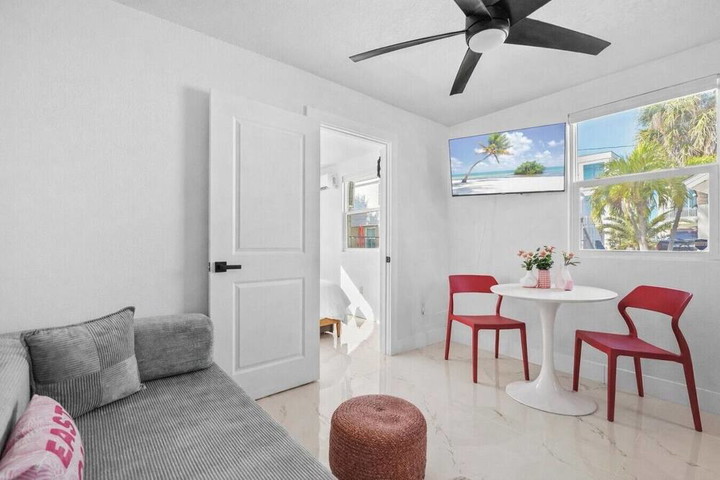 Pink Palm*steps To Beach*pool & Sofa Bed- Walk To Times Square, Fort Myers Beach - Sanibel Island, FL
