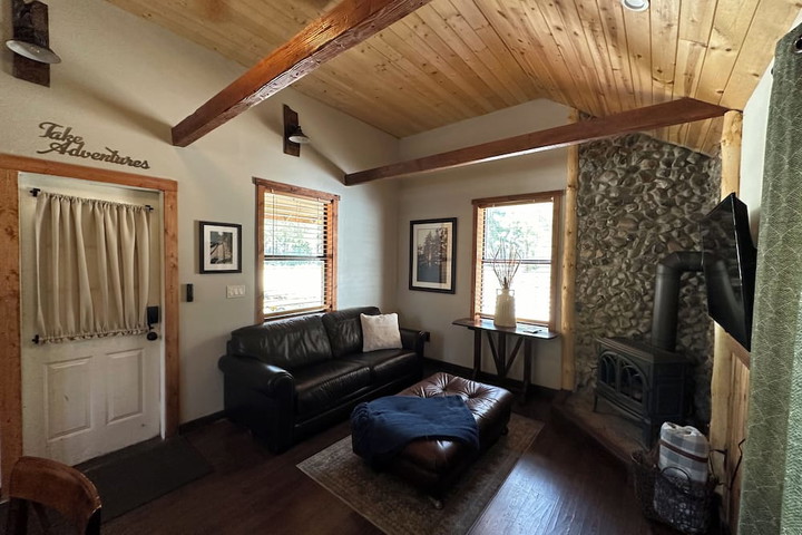 Quaint Cozy Cabin In Beautiful South Lake Tahoe Located Near The Lake And Trails - South Lake Tahoe, CA