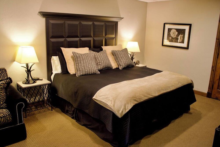 Stately And Dignified, This Suite Ushers You In. - Fredericksburg, TX