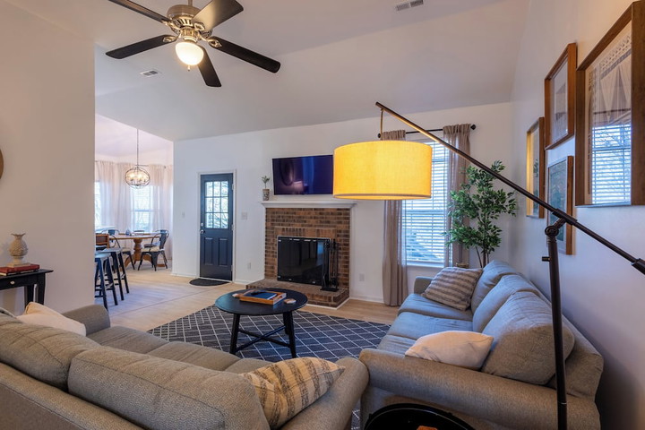 Charming Charlotte 3-bedroom House, Fenced Yard, 5 Mins To Carowinds, Wifi, Pets - Charlotte