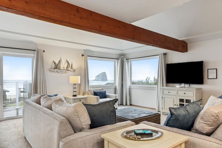 Panoramic Ocean And Mtn Views, Spacious Home With Decks And Beach Access Nearby - Pacific City, OR