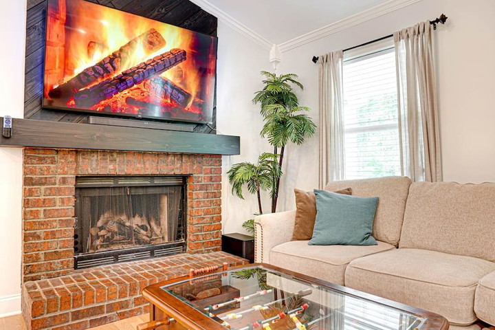 Relaxing Retreat - Jacuzzi Hot Tub + Private Pool - Auburn, GA
