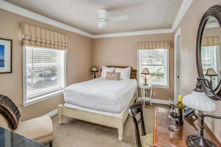 Deluxe Queen Room With Beach Access! Close To Cannon Beach Art Galleries! - Cannon Beach, OR