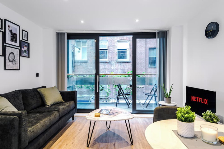 1 Bedroom Apartment With Balcony - Manchester
