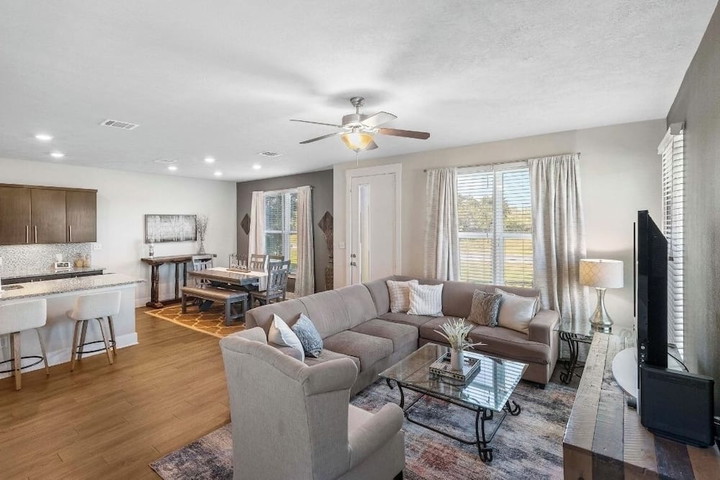 Townhome With Loft & Contemporary Flair! Convenient & Straight Route To A&m! - College Station, TX