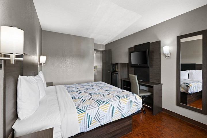 Deluxe King Bed Smk, Micfridge - Millbrook, AL