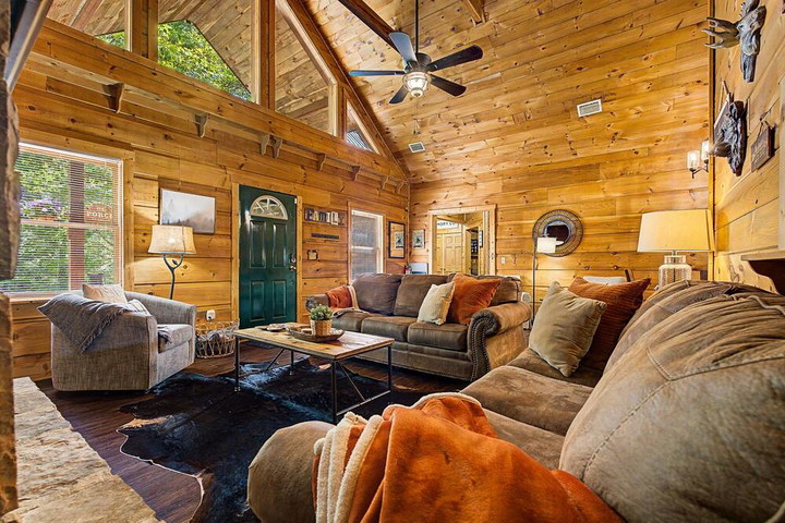 Serenity Falls Log Cabin Hot Tub,creek,fireplace,pool In Charming Gatlinburg - Gatlinburg, TN