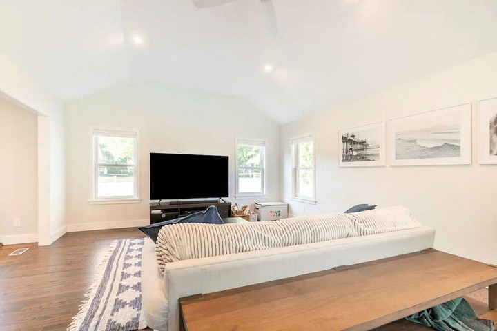 Chic Hamptons Home With Heated Gated Pool And Grill - Hampton Bays, NY