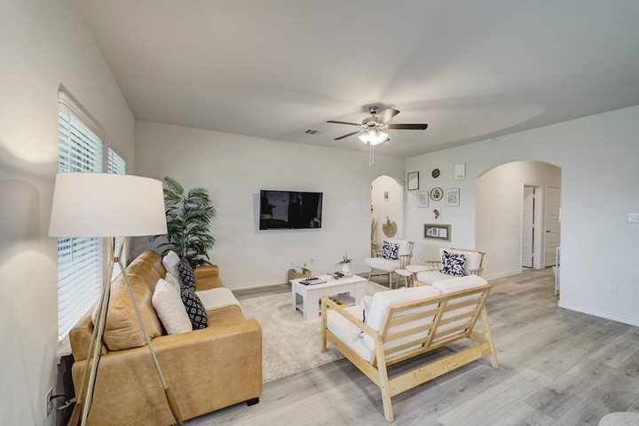 Charming 3br/2ba Retreat W/ Pool Near Dining, Shopping & Heb Family-friendly! - BarnHill Vineyard, Anna