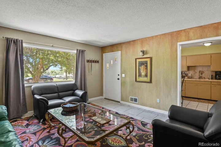 Tons Of Trails! Red Rocks Close! Huge Patio Area For Relaxation And Entertaining - Littleton, CO