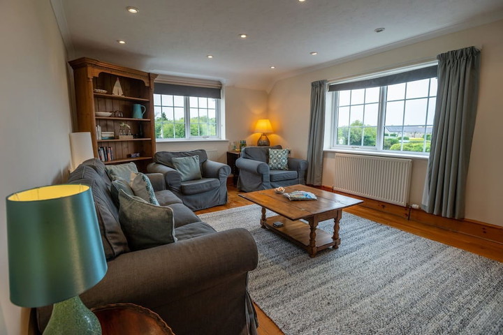 Sea View - Sleeps 4 Guests In 2 Bedrooms -