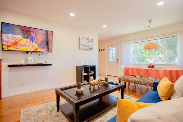 Stylish 2b2b Retreat In The Heart Of The Silicon Valley - Santa Clara, CA