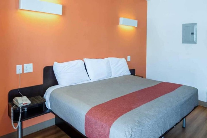 1 King Bed|nsmk,micfridge - Travelers Rest, SC