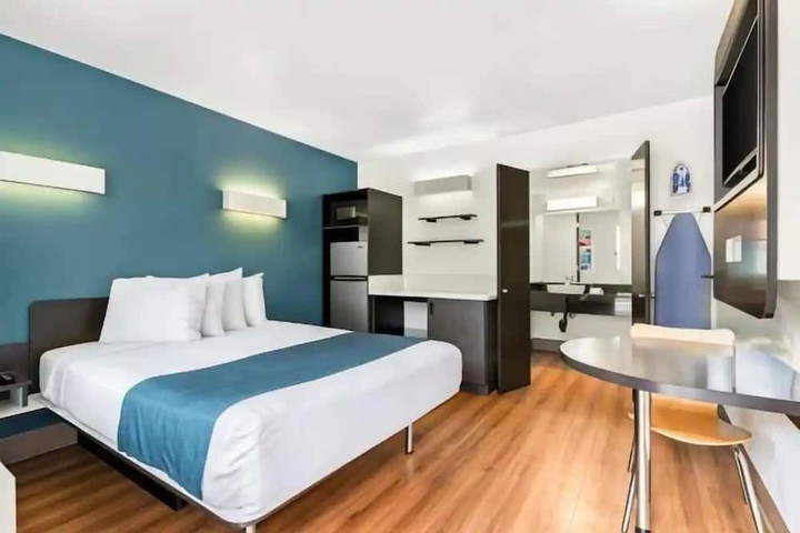 King Bed Room Perfect For Budget-conscious Stays | Free Parking & Pet-friendly - Chattanooga, TN