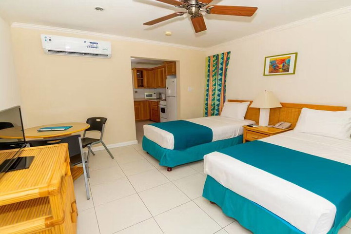 Centrally Located Near Rockley; Pool, Free Wifi - Fully Equipped Kitchen - Worthing