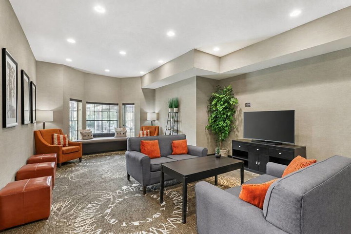 Free Breakfast, Free Wi-fi, Outdoor Pool | Comfy Suite In Plano - Plano, TX