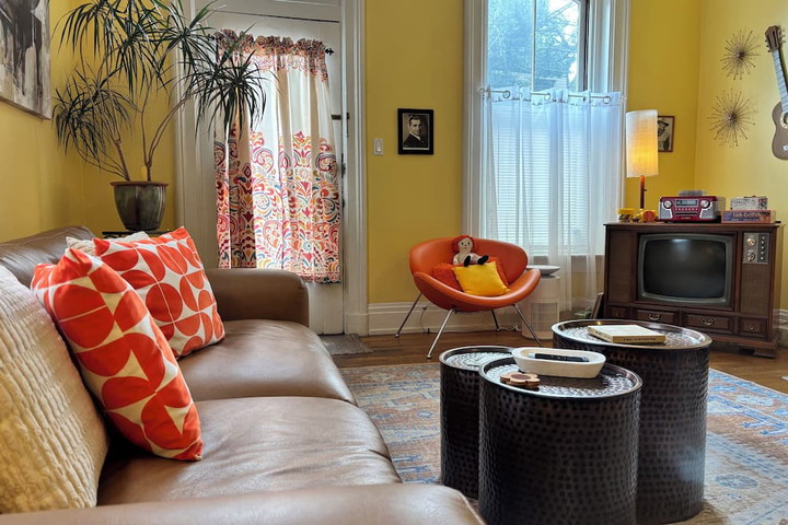 The Slanted House  Retro Vibes + Cozy Comforts! - Covington, KY