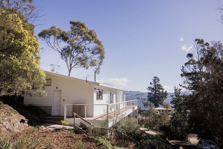 Graceys Beach House Dennes Point - Hobart