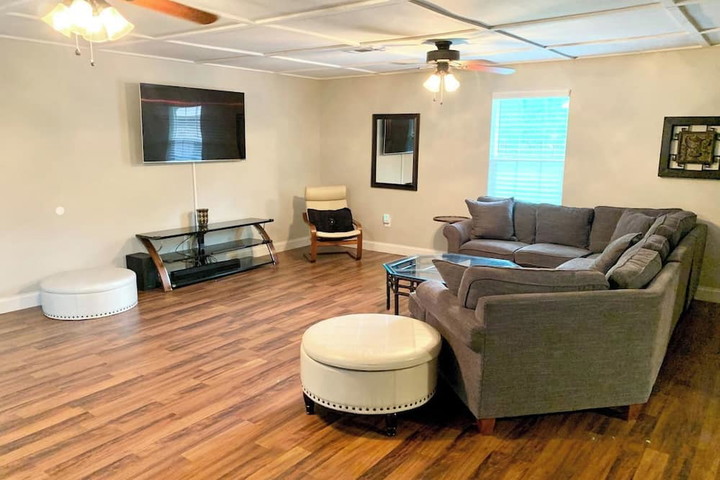 Huge, Family-friendly Home. 10-mins To Downtown! Giant Tv's, Sweet Back Porch! - Savannah, GA