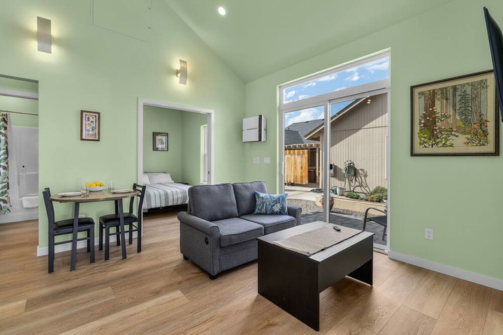 Newly Constructed One-bedroom Tiny Home Is Near Redmonds City Center, Trails! - Redmond, OR