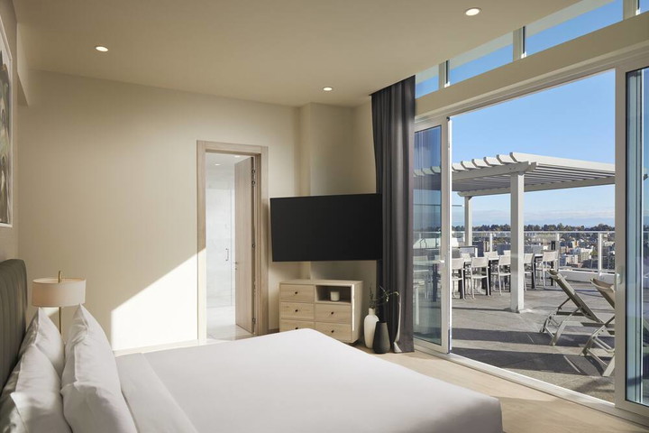 Luxurious Cascades Penthouse: Stunning Views & Exclusive Amenities Await You - Bainbridge Island, WA