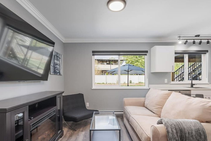 West Van Hideout 2br Suite | Near Grouse Mountain - North Vancouver
