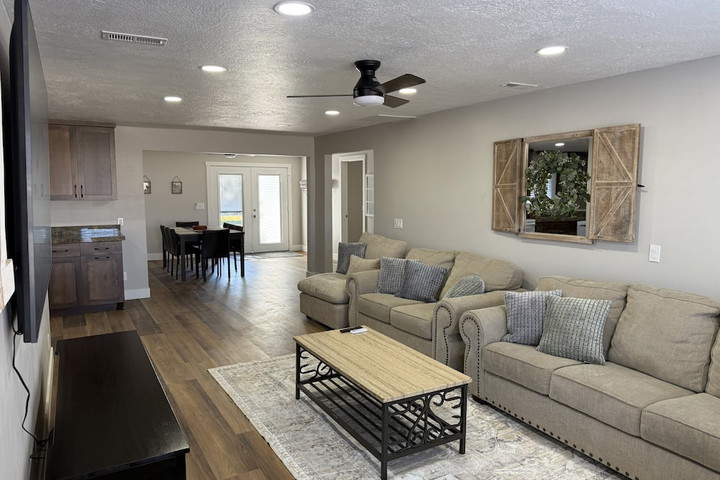Cozy Remodeled 4br Home, Hot Tub Oasis, And 85" Tv - Preston, ID