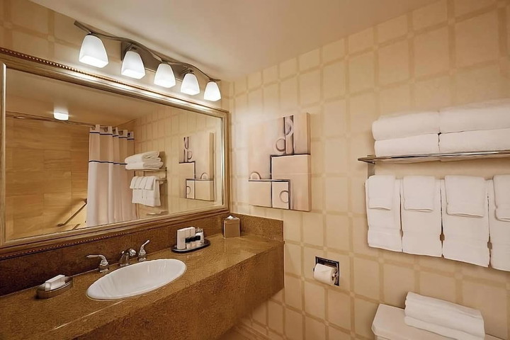 Exciting Entertainment Right On-site! 2 Pools, Shopping! - Las Vegas, NV