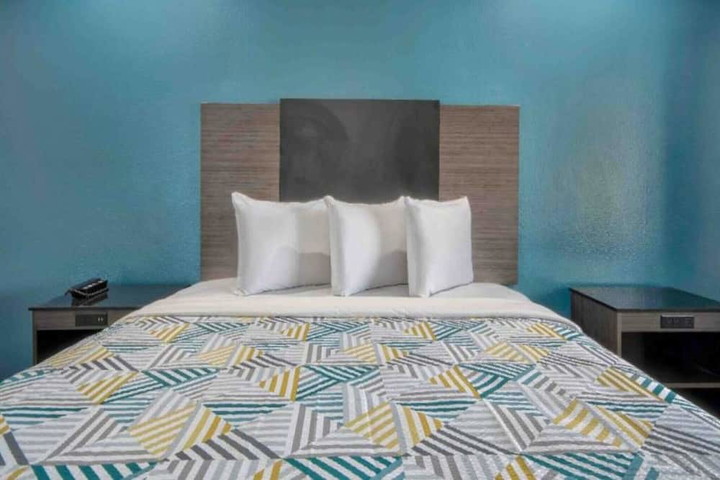 1 King Bed | Mobil Acc Ri Shwr Suite Nsmk - San Bernardino, CA