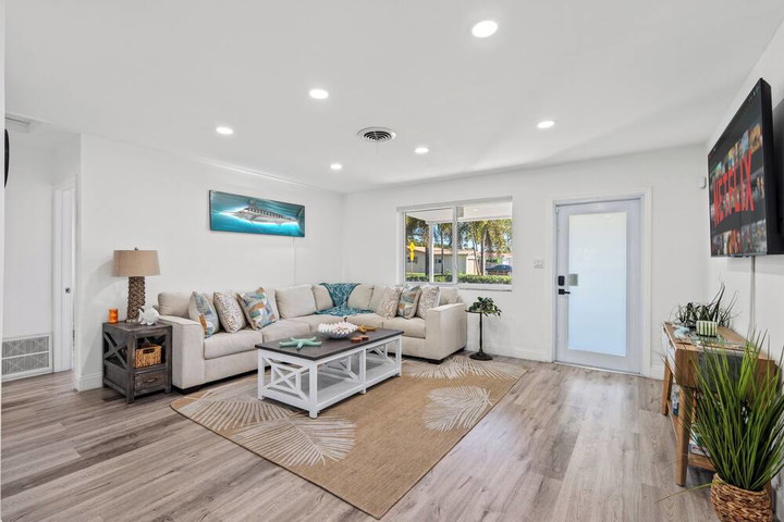 3br/2ba - Modern Coastal Retreat-  Near Beach, Dining, Shops - Pompano Beach, FL