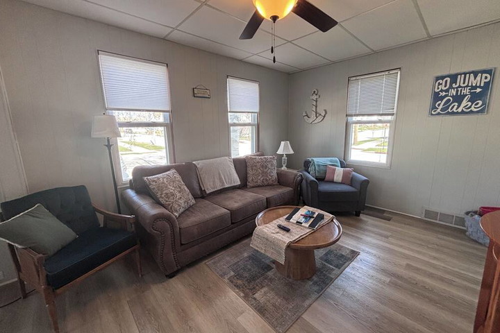 1 Block To The Beach! Firepit, 2 Bikes, Sleeps 5 - Two Rivers, WI