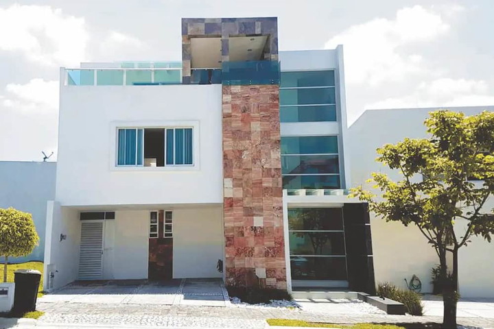 ¡Casa Grande Y Cómoda! Súper Ubicación, Seguridad Y Tranquilidad En Angelópolis - Puebla