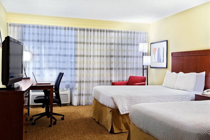 Comfortable Suite With 2 Double Beds In Houston Brookhollow + Pool Access - Houston, TX
