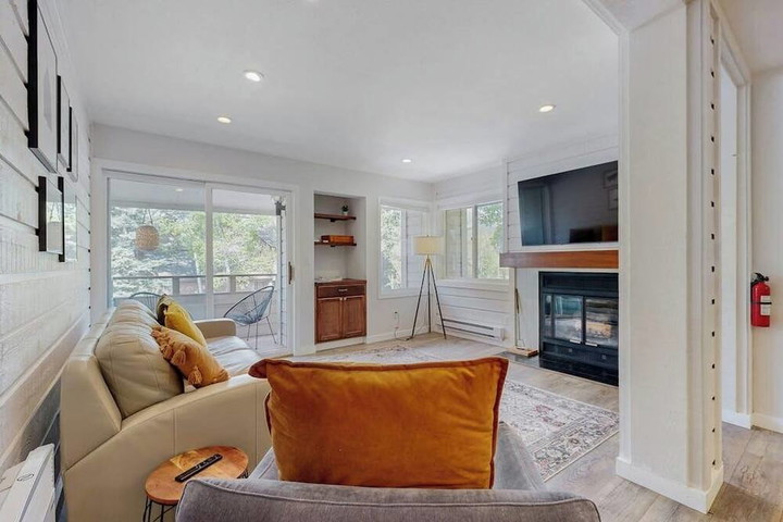 Newly Renovated Condo With Fireplace, Fast Wifi, Balcony & Shared Pool/hot Tub - Sun Valley, ID