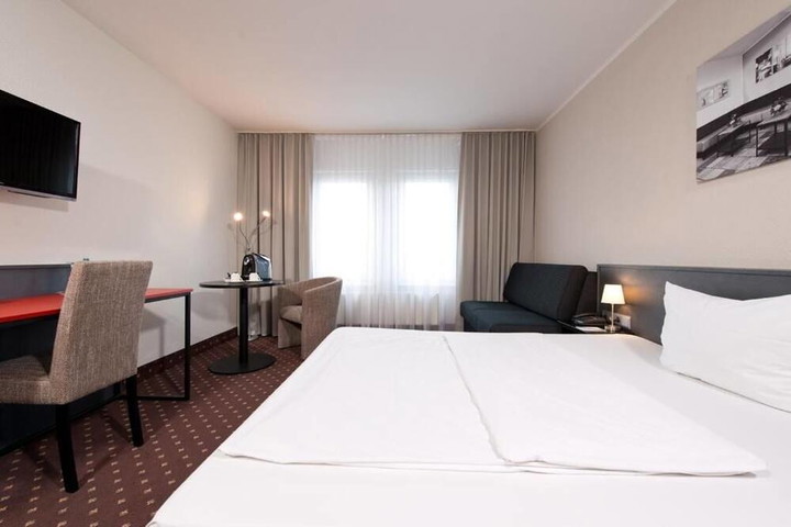 Experience Tranquility In An Inviting Room | Free Parking & Pets Allowed - Hockenheim